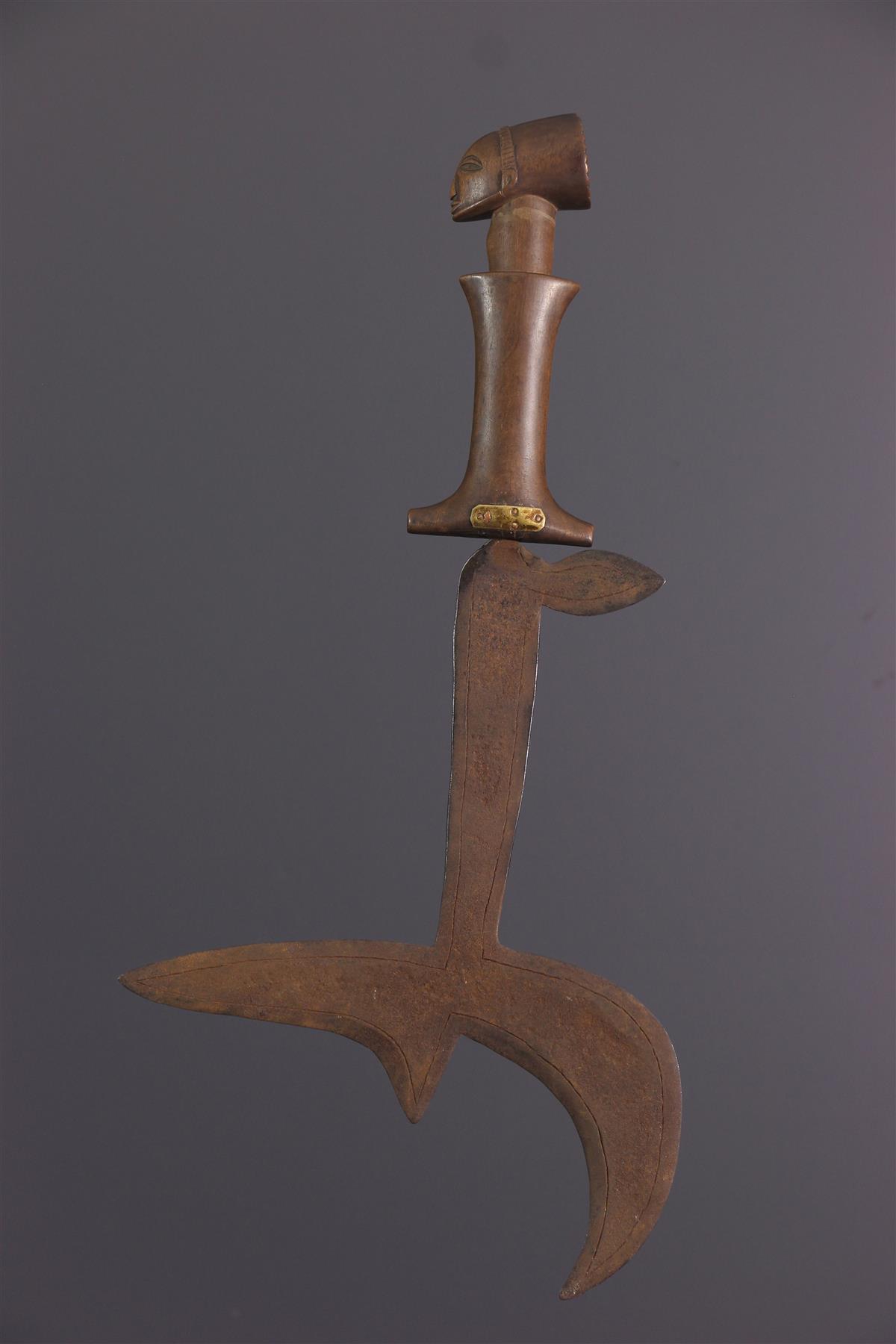 Arme Hemba (17900) - Objets usels, poulies,boîtes, métier à tisser,awale