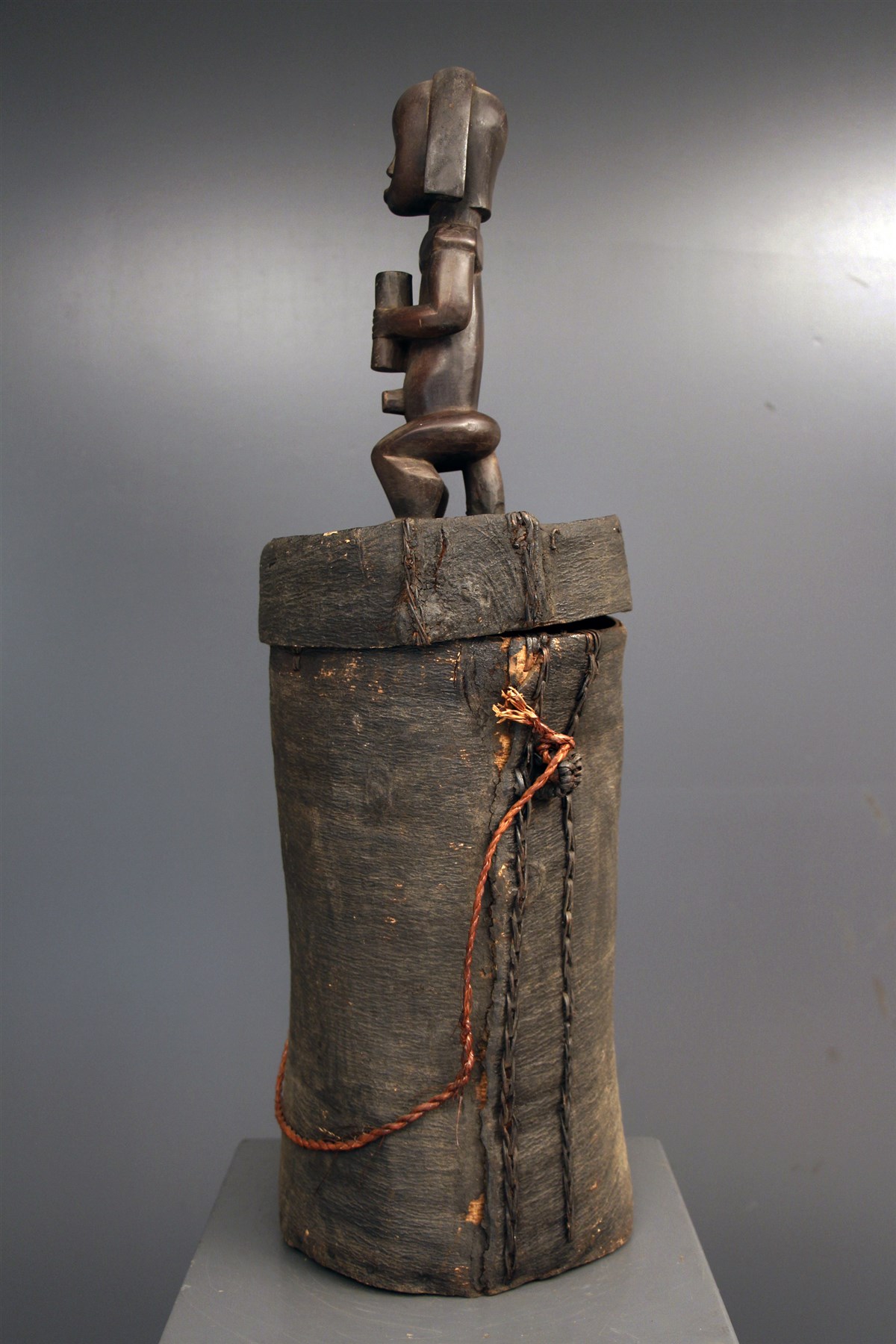 Gardien de reliquaire Fang Betsi avec sa boîte à ossement (6133)