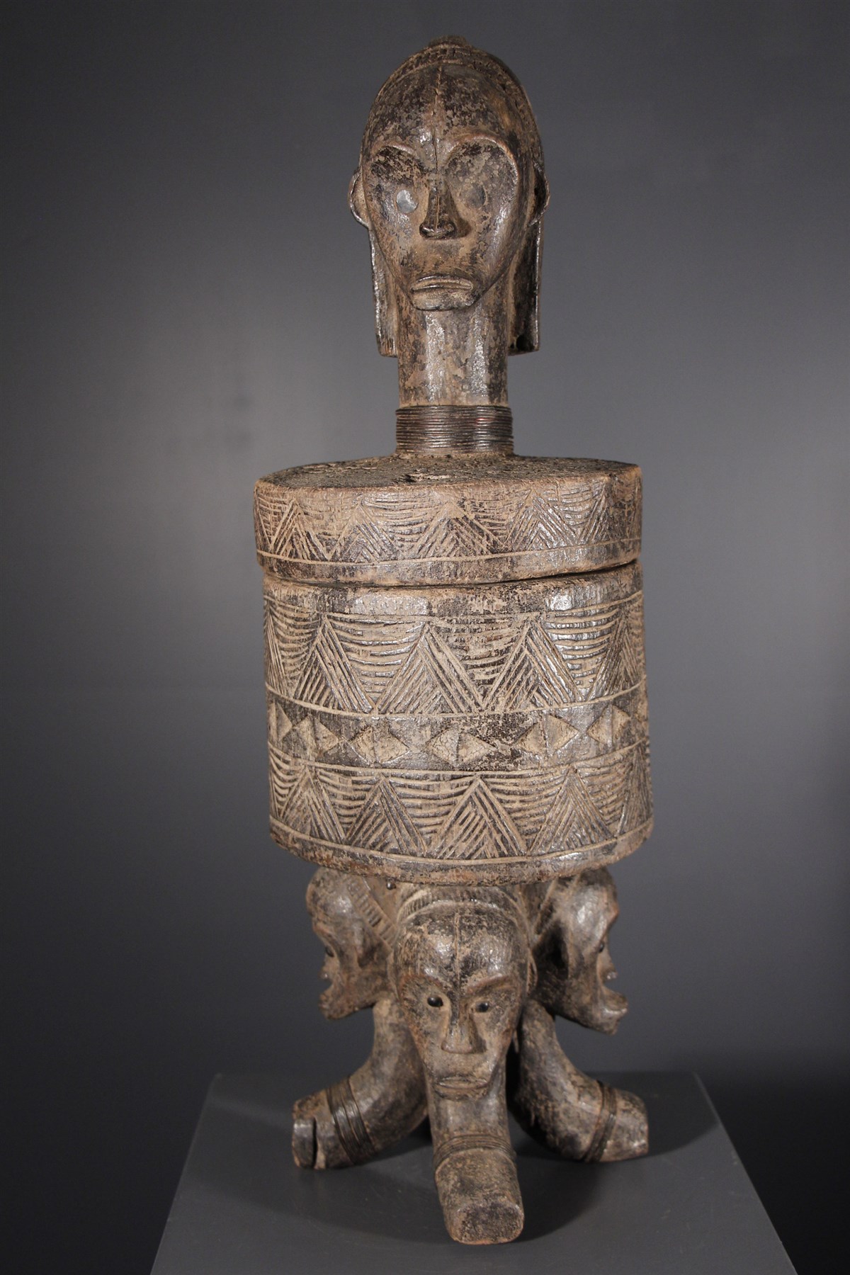 Gardien de reliquaire Byeri Fang Betsi avec sa boîte à ossement (6633)