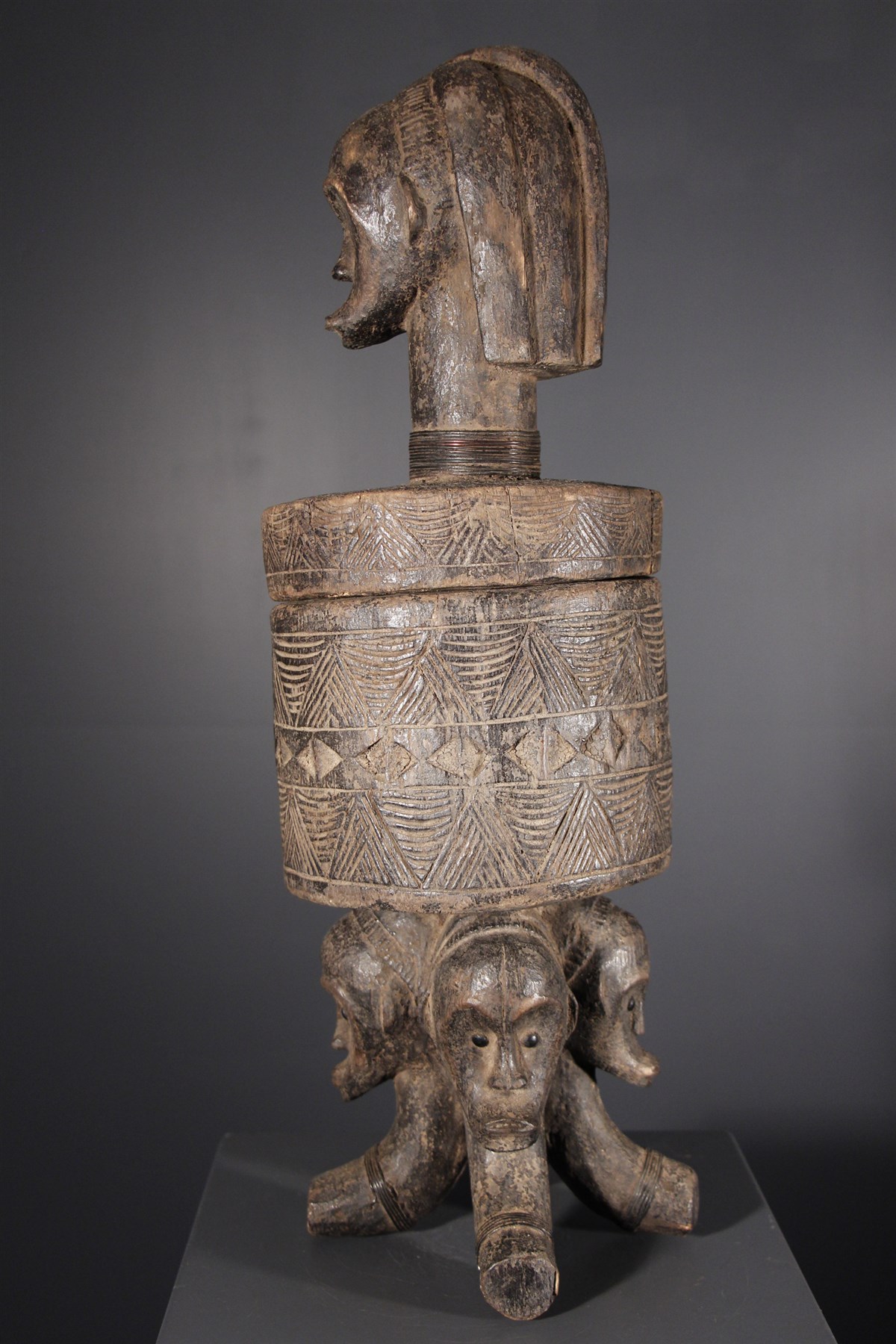 Gardien de reliquaire Byeri Fang Betsi avec sa boîte à ossement (6633)